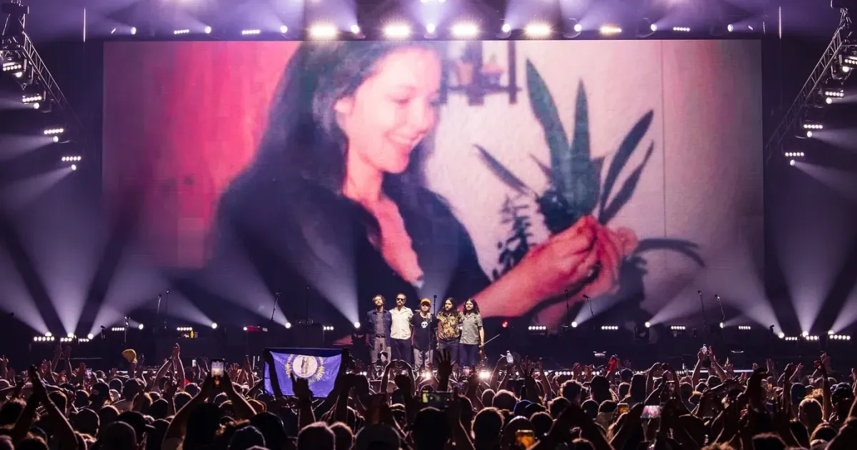 Billy Strings shares news of mother's passing during Kentucky show