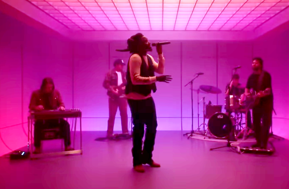 Shaboozey sings "A Bar Song (Tipsy)" live on Vevo as it dominates the ...